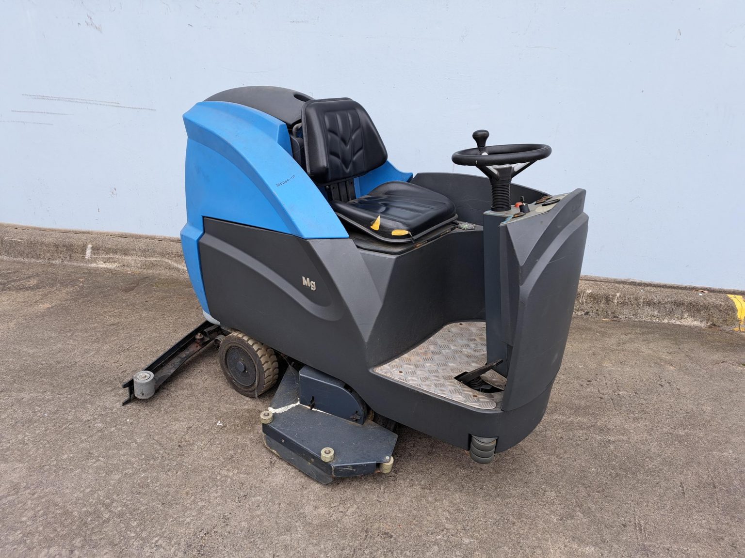 Powerful Commercial Floor Scrubber Machines | Conquest